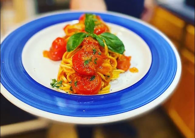 The Italian Restaurant Chugging Away at Montclair’s Train Station – Venagredos